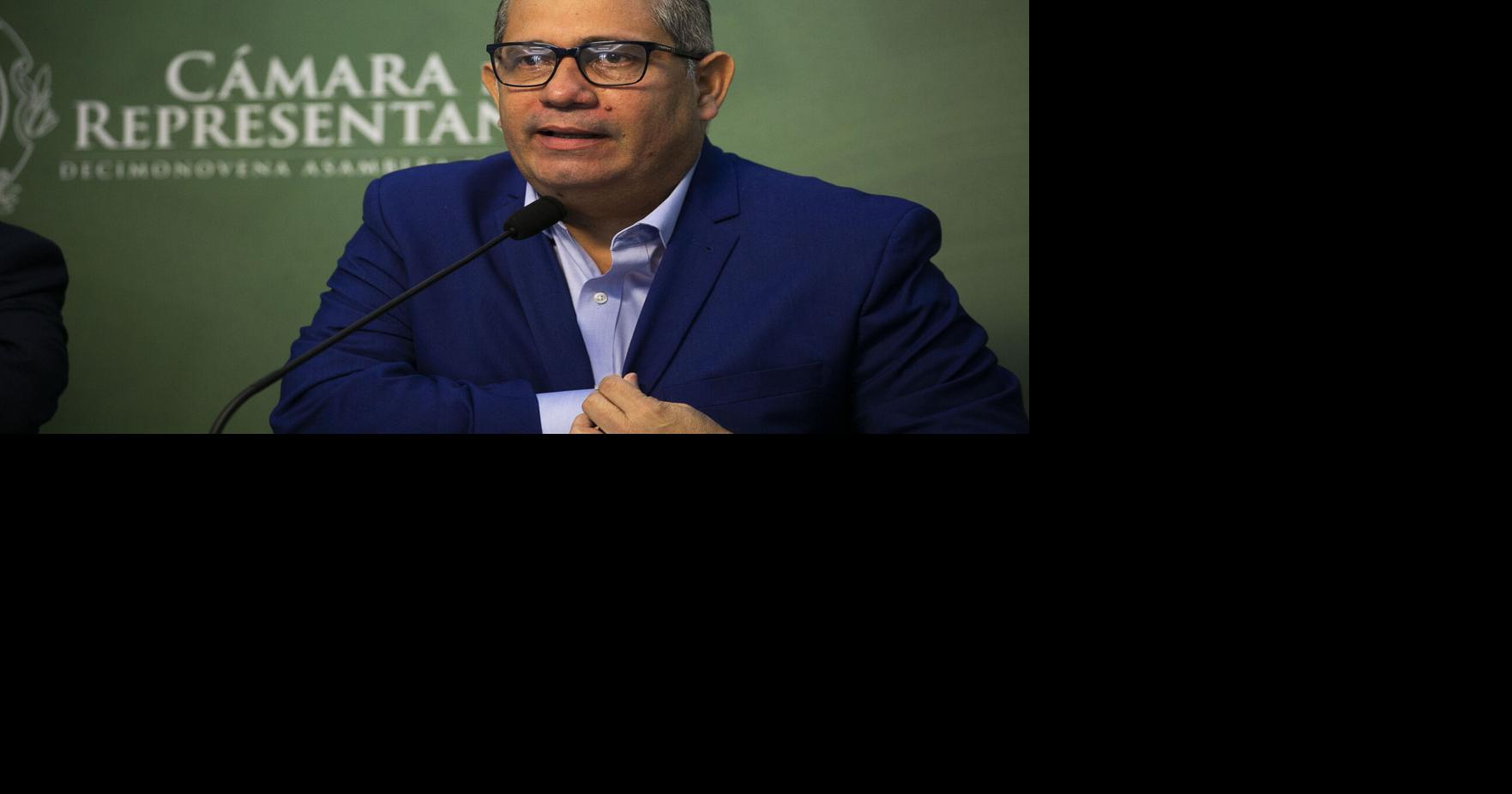 El representante popular José "Cheito" Rivera Madera le pide la ...