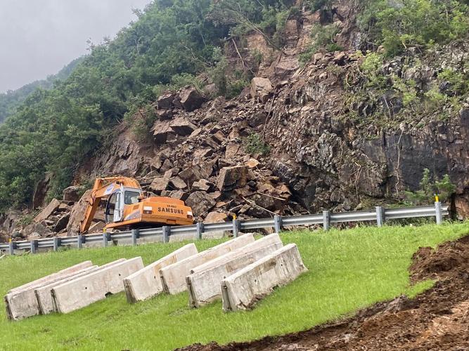 FOTOS: Desprendimiento de grandes rocas provoca cierre temporal de ...