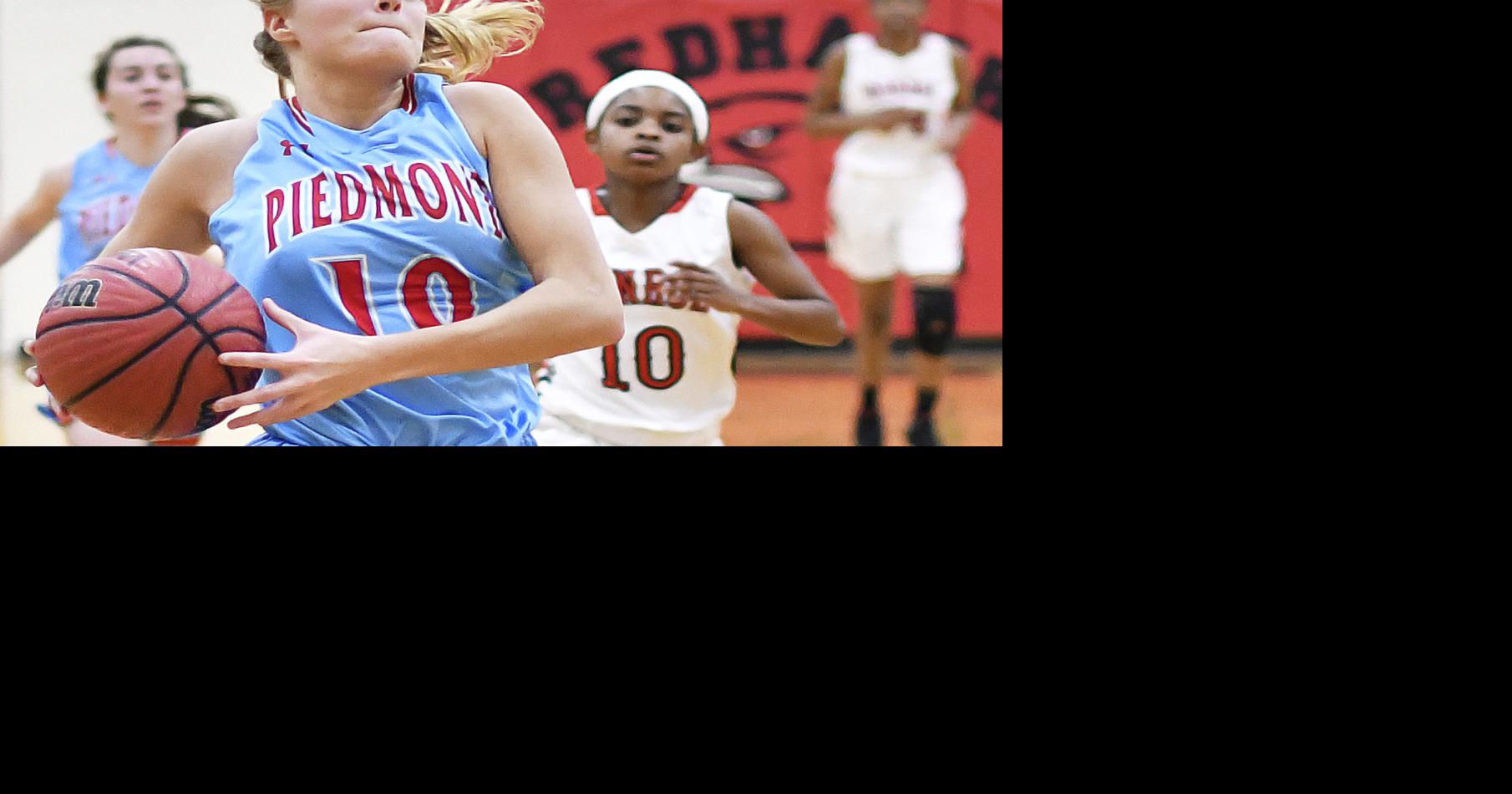 Caroline Tripp scores 30 wearing contacts for first time, leads ...