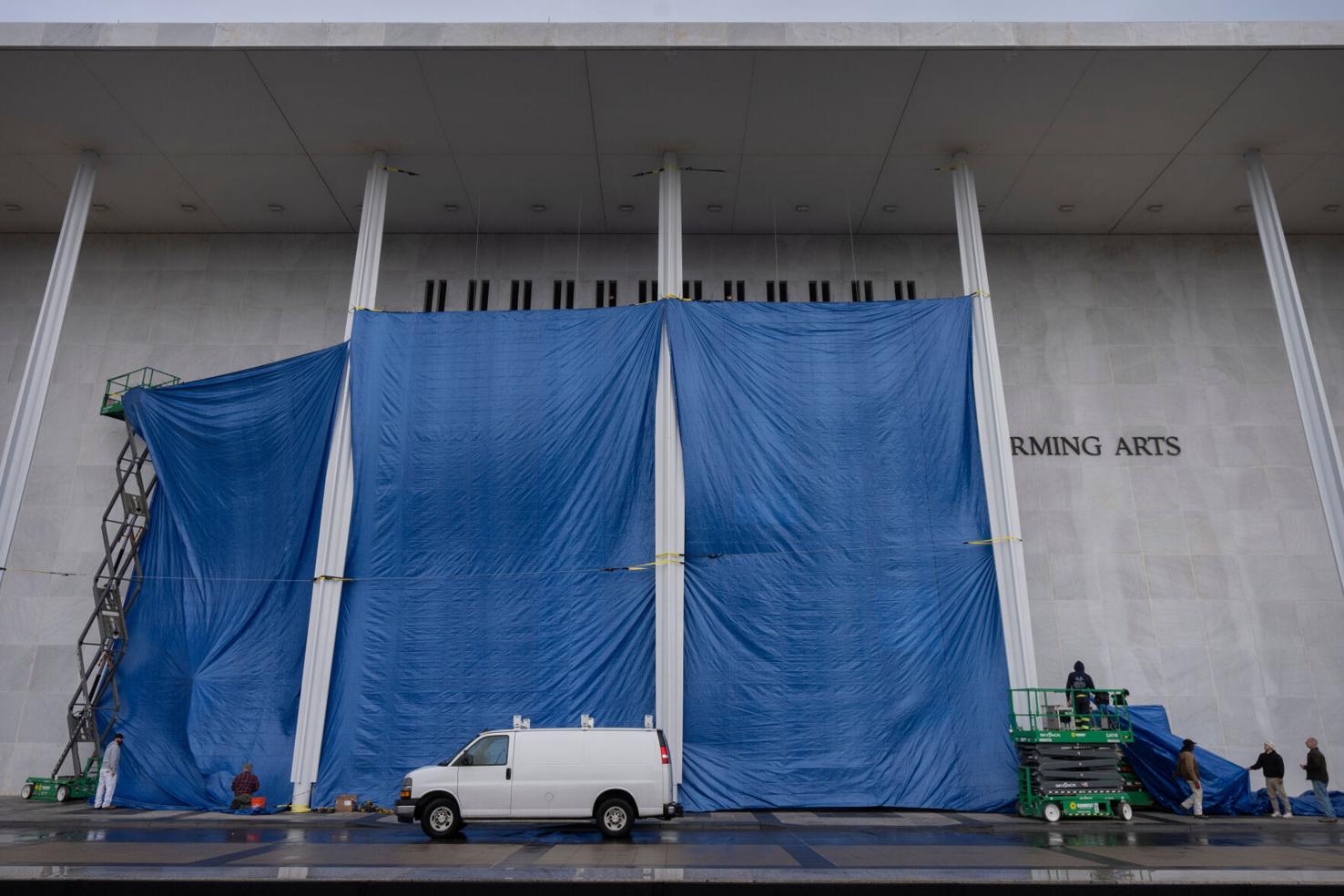 The Kennedy Center starts work to add Trump's name onto the building ...