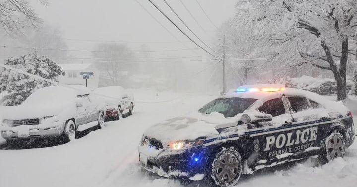 First snow in Fairfax shuts down schools, government, and roads ...