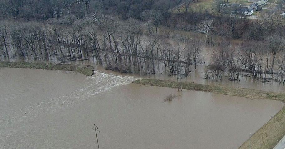 Kaskaskia River breaches levee; central, southern rivers see minor to ...