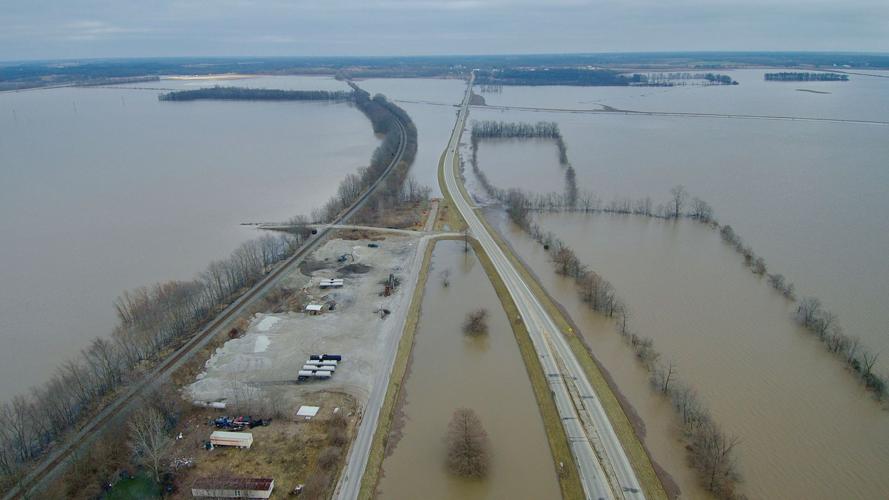 Kaskaskia River breaches levee; central, southern rivers see minor to ...