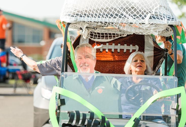 PHOTOS: Kettle Run High School holds pregame homecoming parade ...