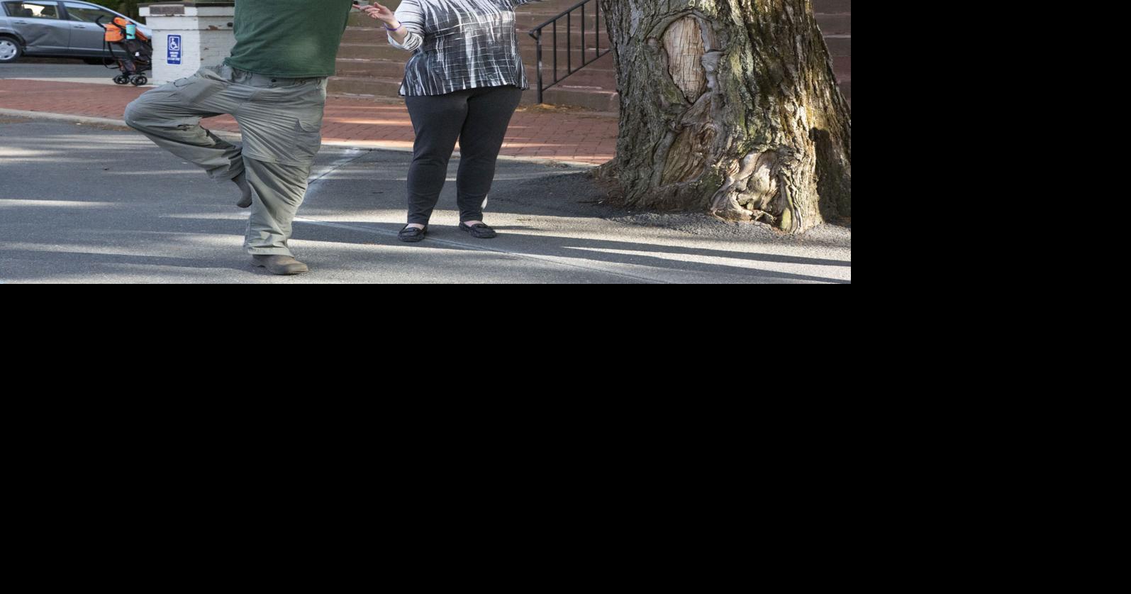 First Friday visitors pay tribute to courthouse tree | News | fauquier.com