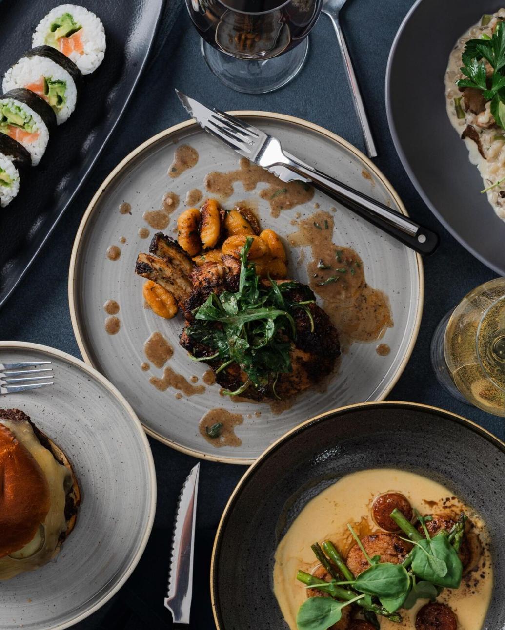 The Oak Street Inn & Lounge is a destination in Cottleville