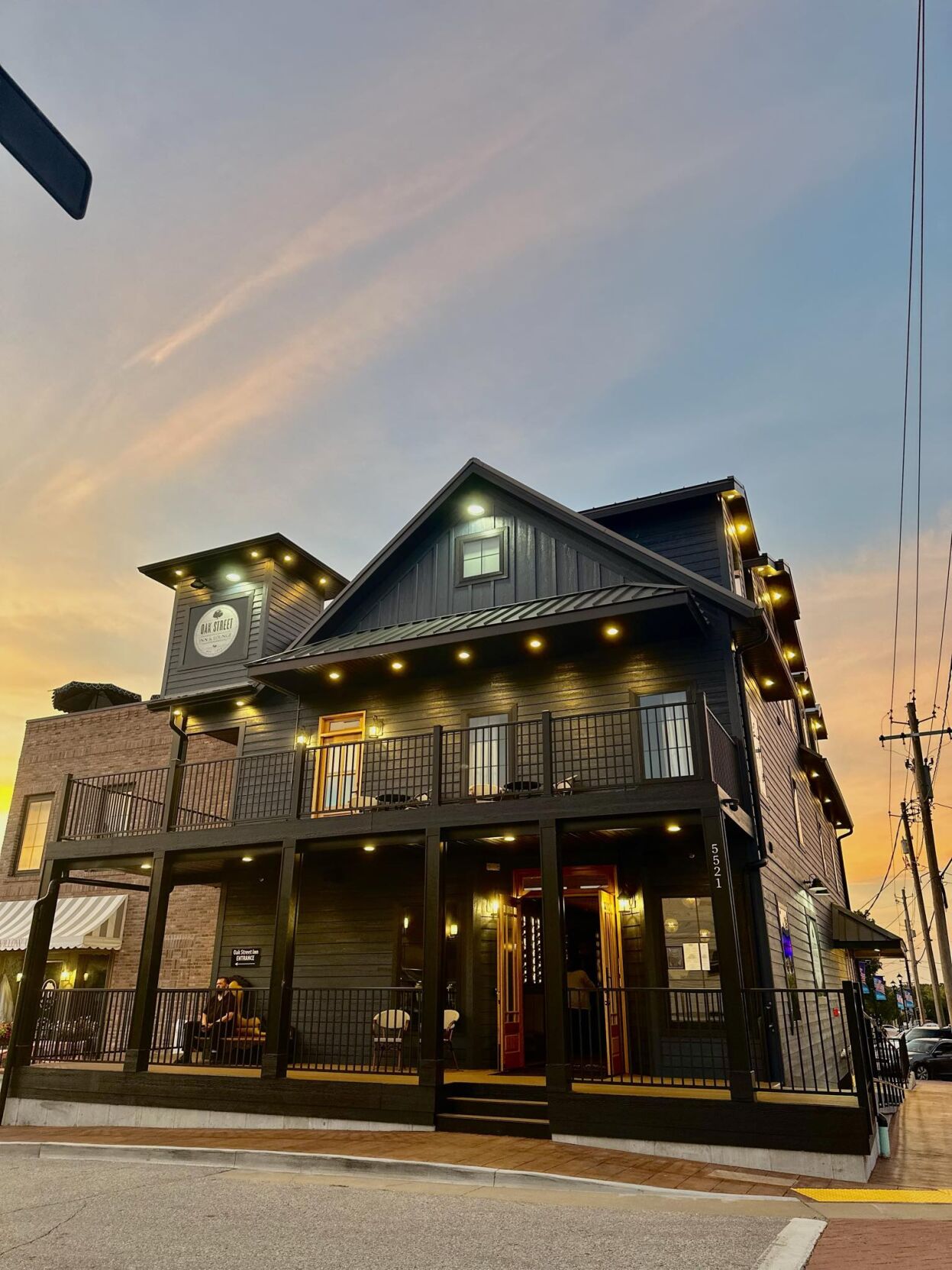 The Oak Street Inn & Lounge is a destination in Cottleville