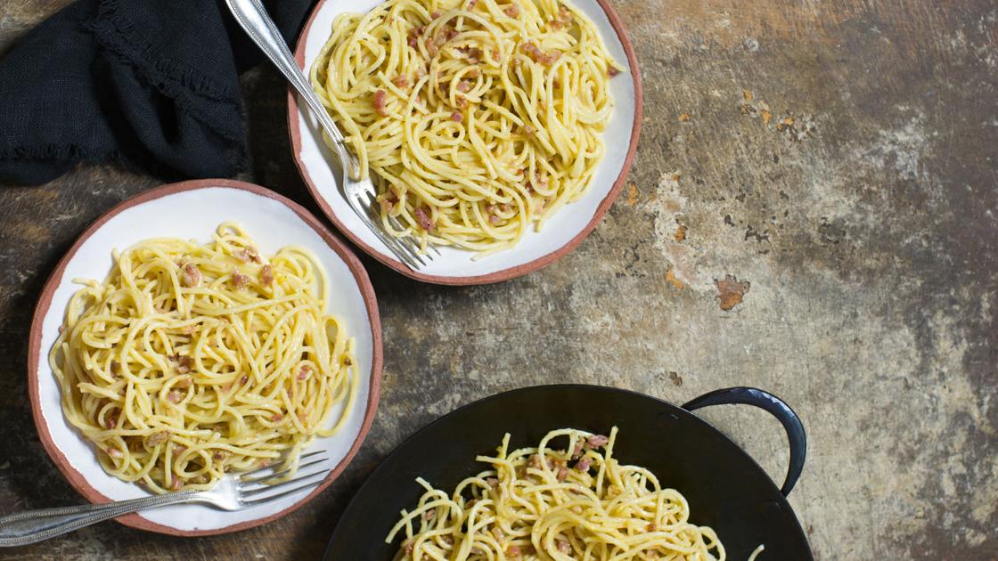 Spaghetti Alla Carbonara With Cheesy Garlic Bread Main Courses