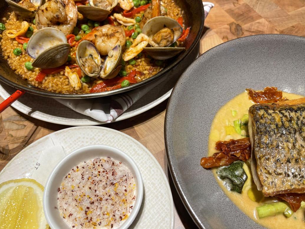 12 bars and restaurants near Enterprise Center in St. Louis