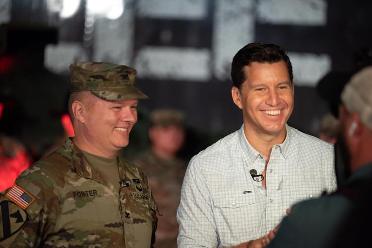 Soldiers take re-enlistment oath | News | forthoodsentinel.com