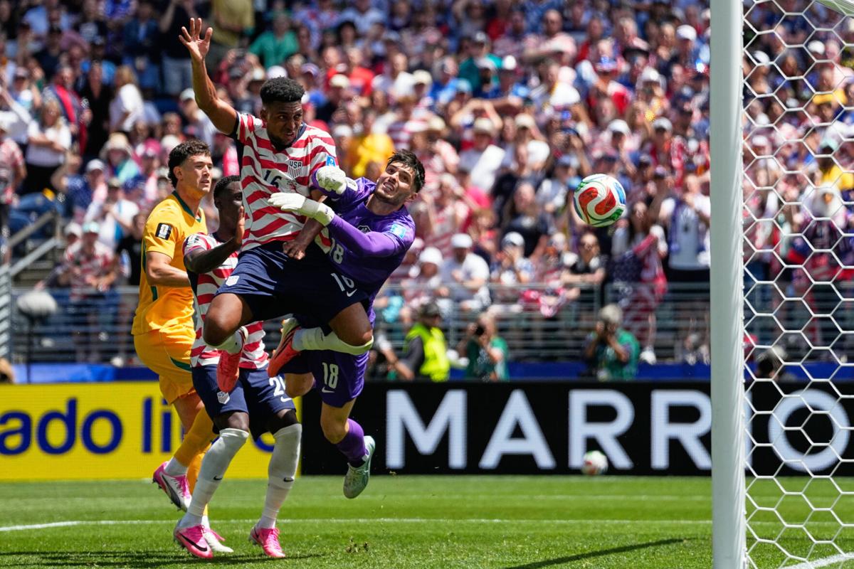 Without the injured Christian Pulisic, US beats Australia 2-0 to ...