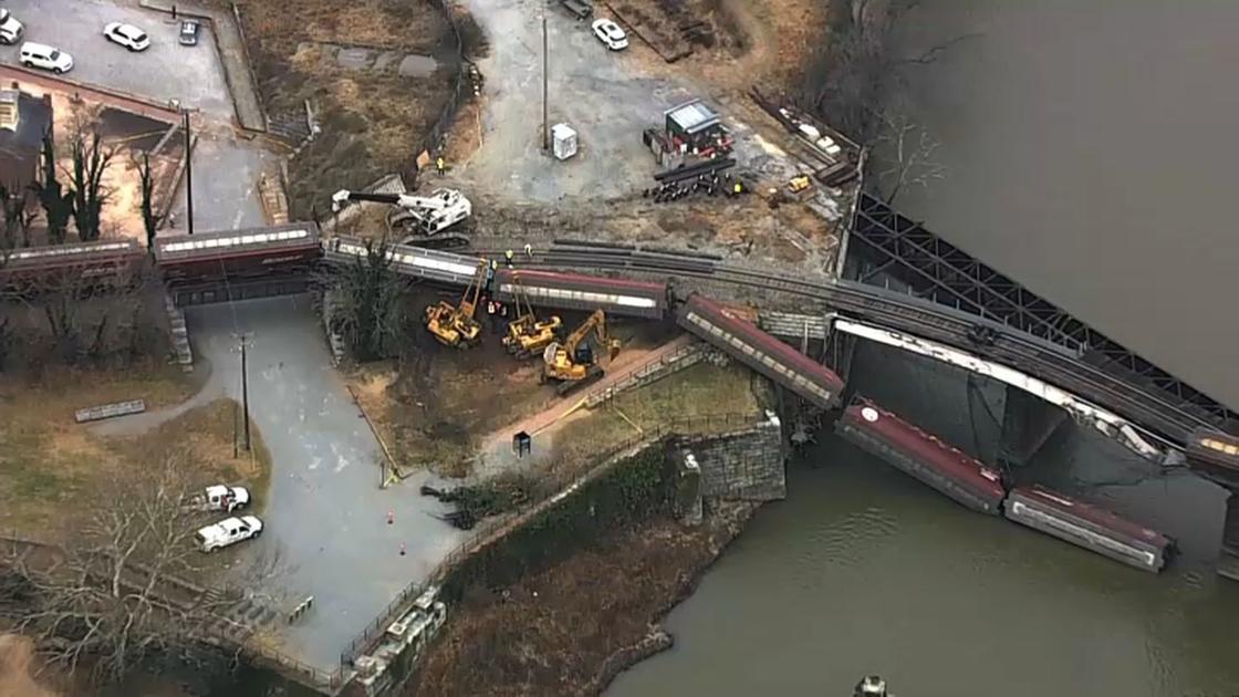 Freight train derails into Potomac River near Harpers Ferry | Disasters ...