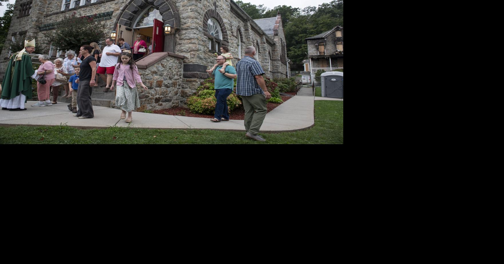 Congregation gathers, prays for priest who was injured in fire ...