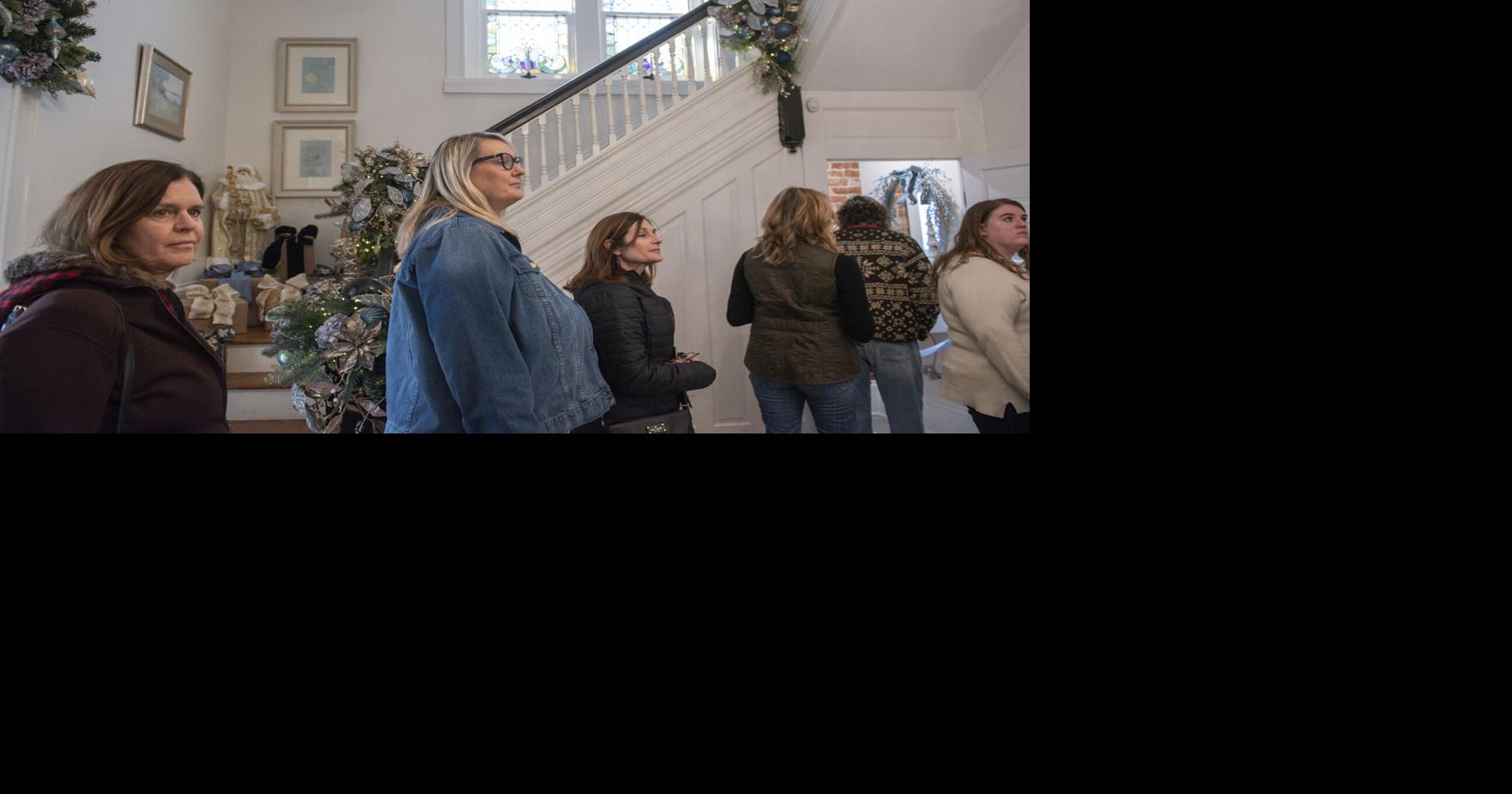 Residents show off their homes' histories, Christmas decor during ...