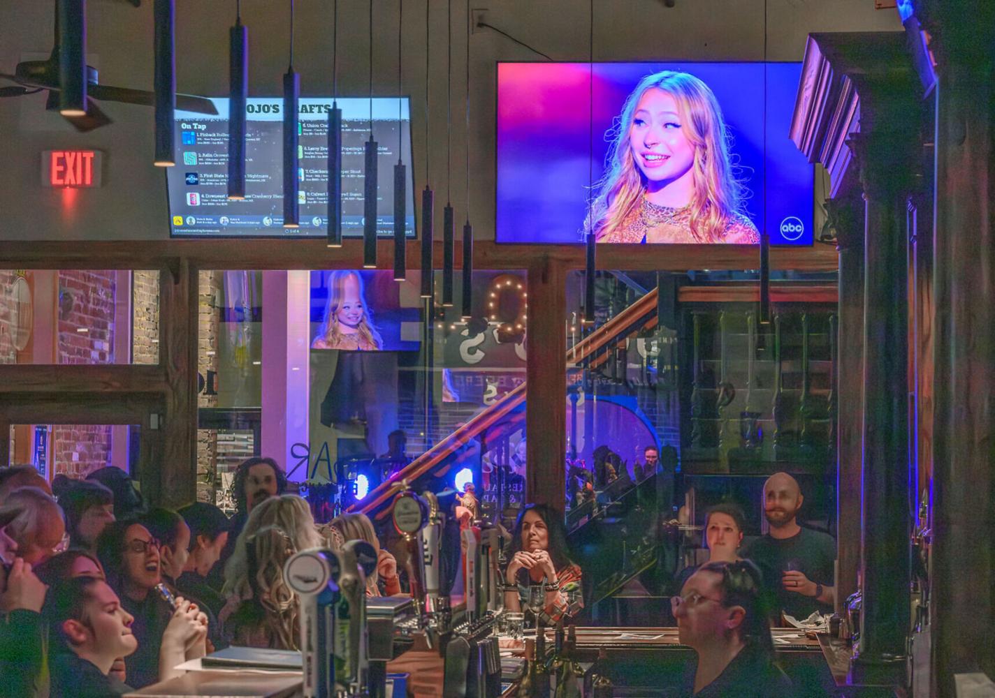 JoJo's Taphouse crowd roots for Rae Boyd as 'American Idol' voting ...