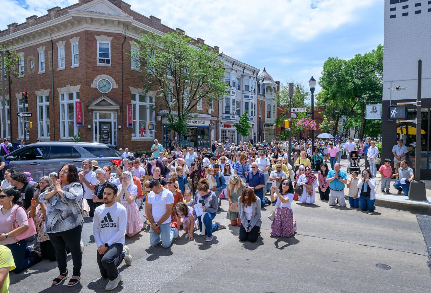 Catholics celebrate Feast of Corpus Christi in downtown procession ...