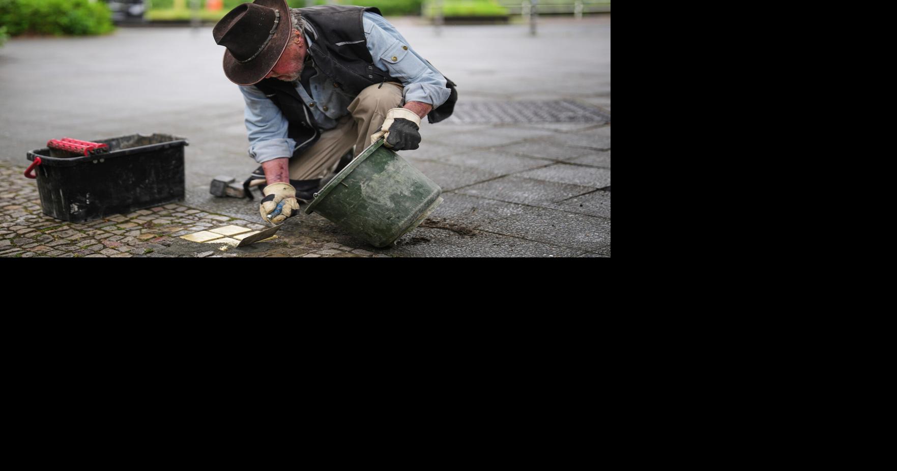 A quiet memorial on Berlin sidewalks: German artist lays 'Stolpersteine ...