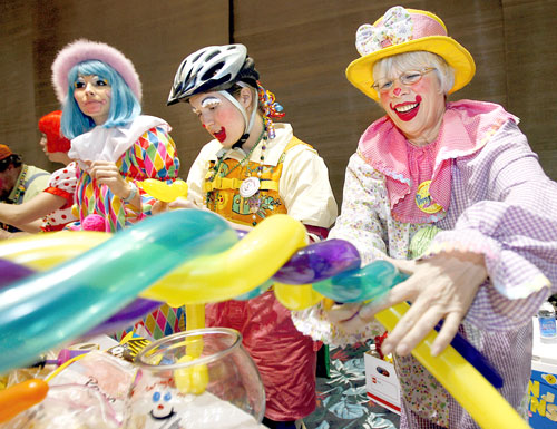 Caring clowns cheer up sick kids | Local News | The Daily News