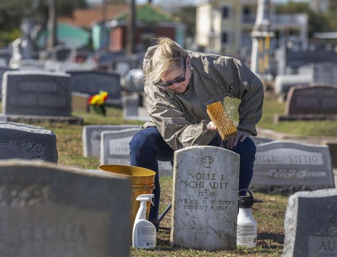 Volunteers clean veterans' gravestones in Galveston | Local News | The ...