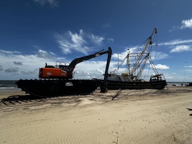 Stranded shrimp boat sparks massive recovery effort on Crystal Beach ...