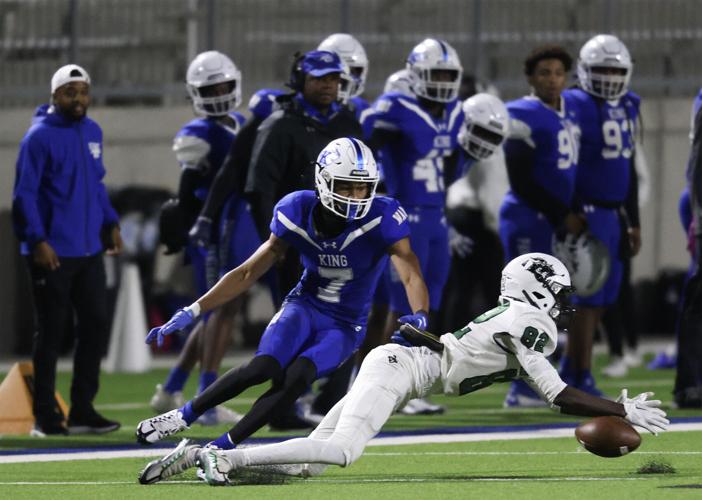 C.E King dominates Clear Falls to advance in 6A football playoffs ...