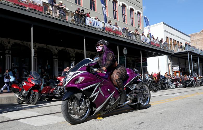 Thousands of bikers roll into Galveston for the Lone Star Rally | Local ...