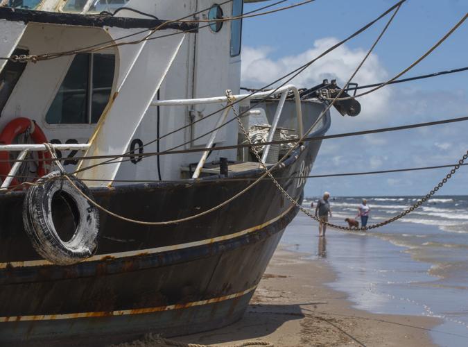 Stranded shrimp boat sparks massive recovery effort on Crystal Beach ...