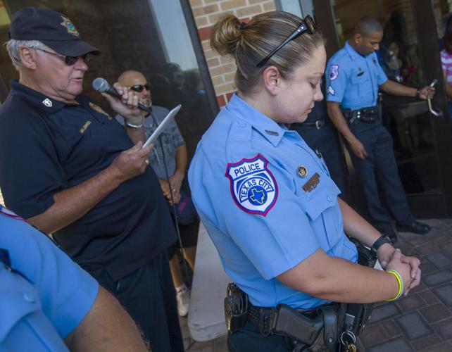 Supporters pray for Texas City police | Local News | The Daily News