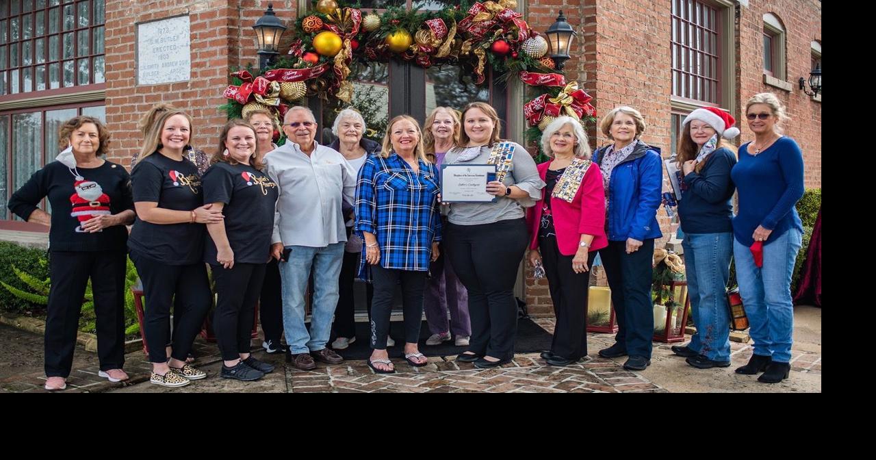 DAR chapter presents preservation award | Applause | The Daily News