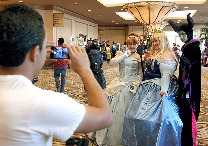 Convention brings animé, cosplay to Galveston | Local News | The Daily News