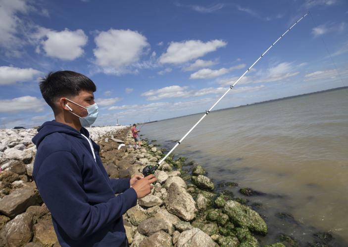 Dike closure sends crowds to Skyline Drive in Texas City | Local News ...