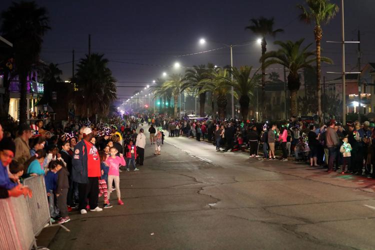 Oldest and largest Mardi Gras Krewe parades through Galveston | In ...