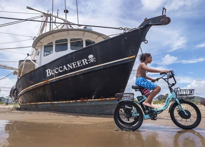 Stranded shrimp boat sparks massive recovery effort on Crystal Beach ...