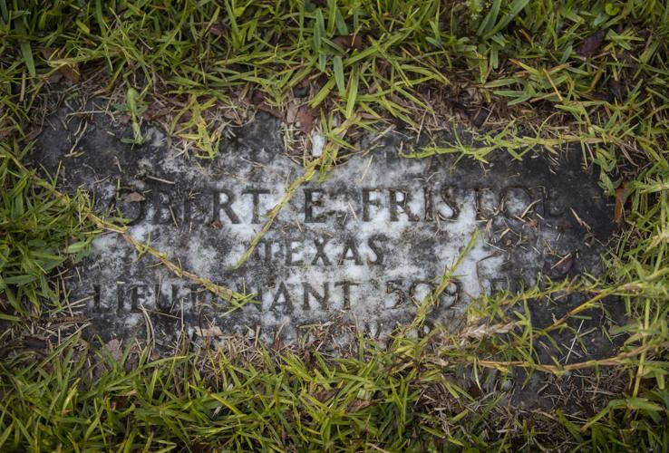 Veterans' graves decorated for Memorial Day | Local News | The Daily News
