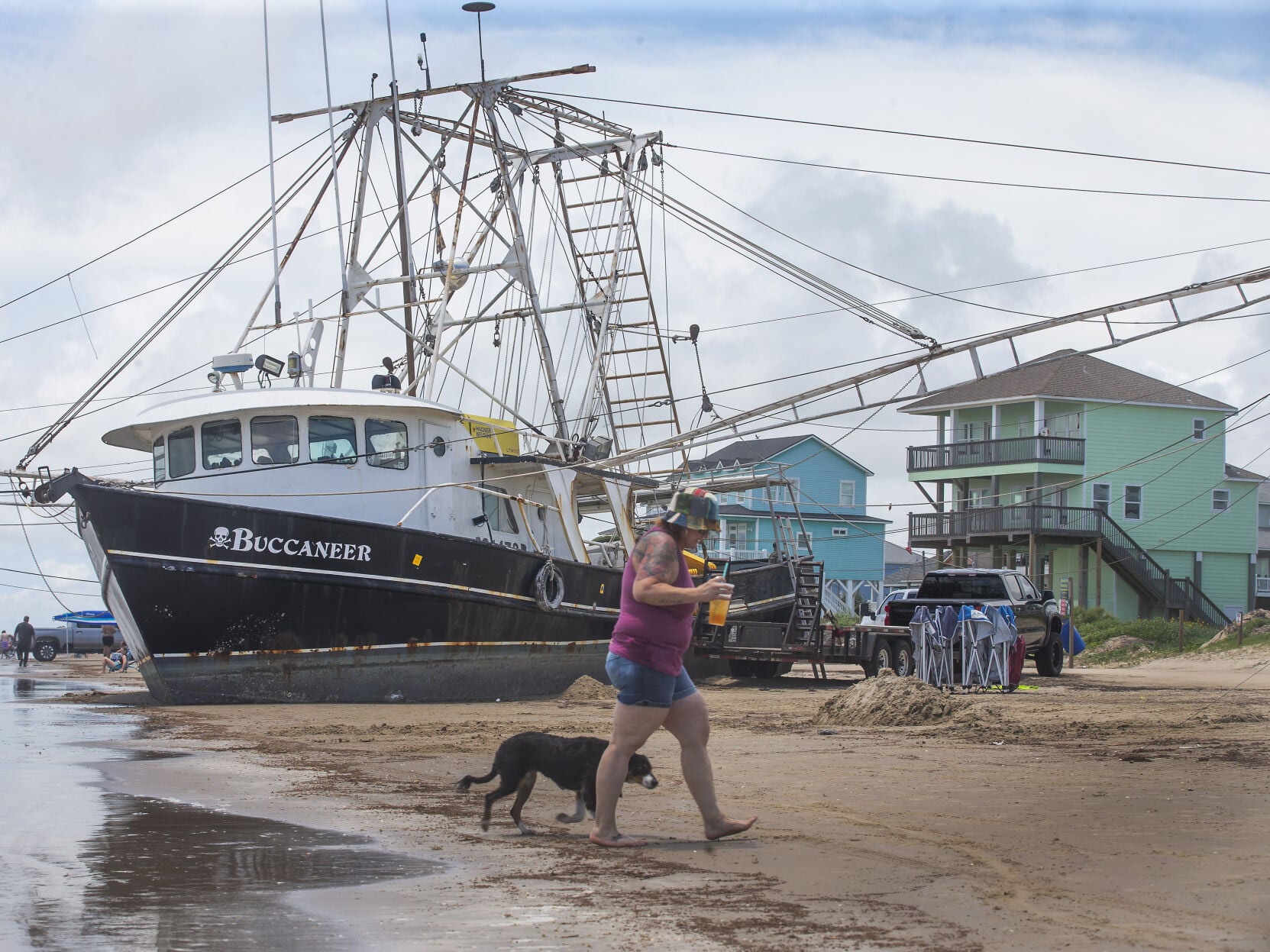 Stranded shrimp boat sparks massive recovery effort on Crystal Beach ...