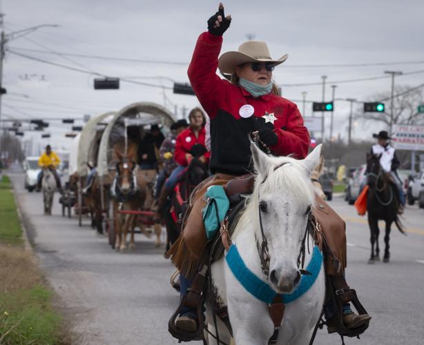 Trail riders wind through Galveston County bound for Houston Rodeo ...