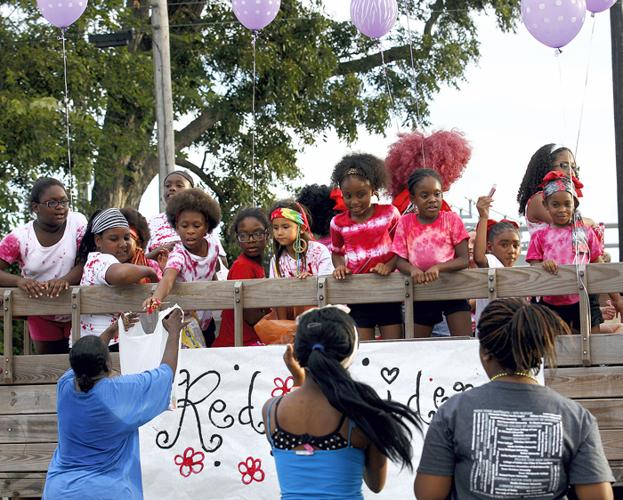 Dawgs host homecoming parade | Local News | The Daily News