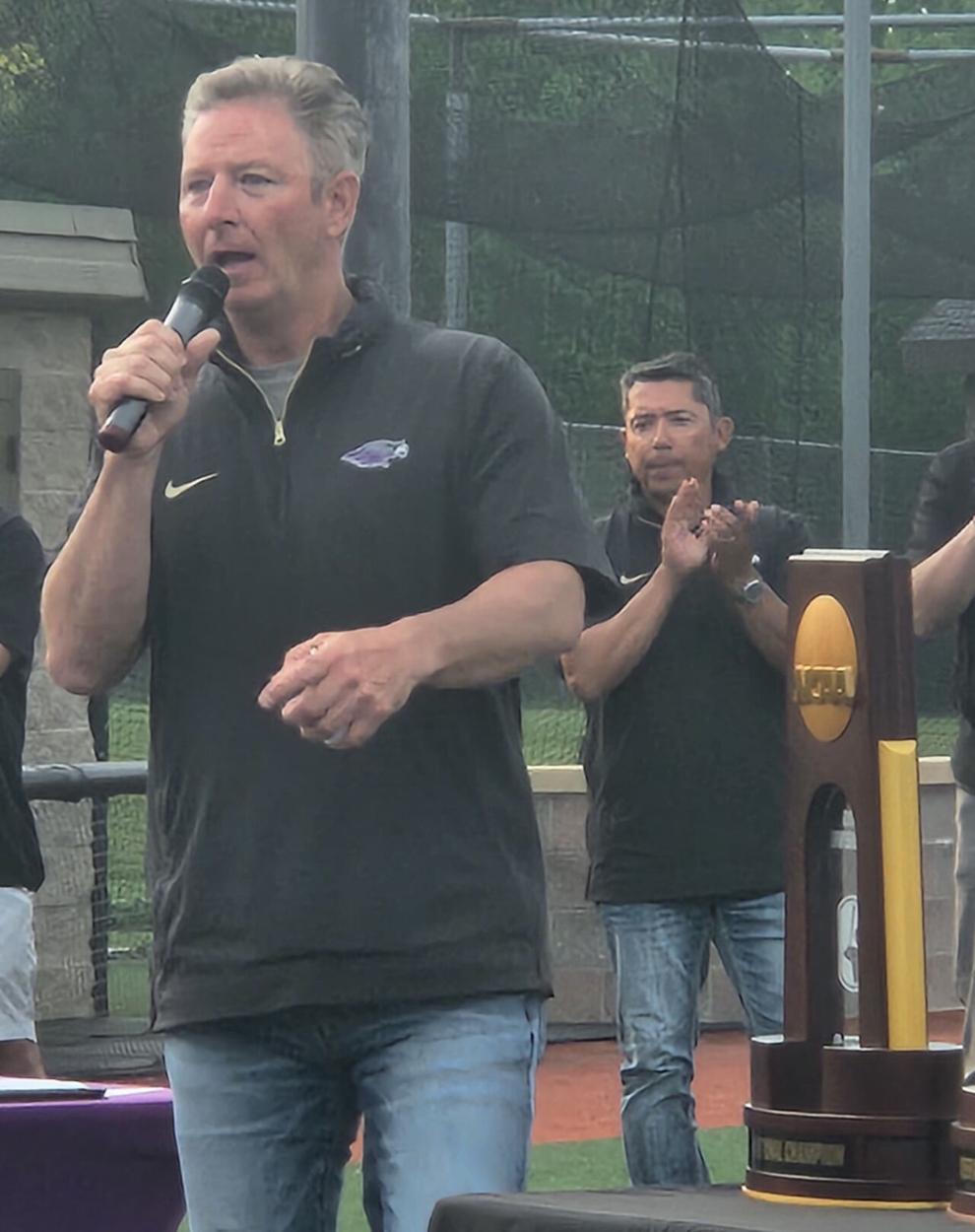 Champions return: UW-Whitewater baseball team, fans celebrate Division ...