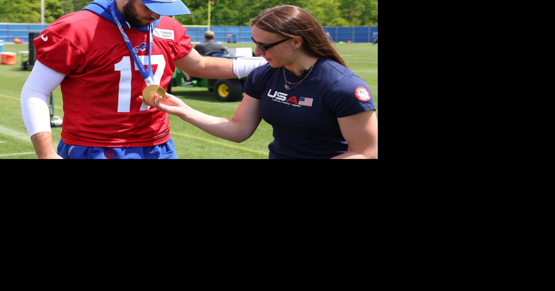 Hayley Scamurra gets a thrill showing off US hockey gold medal with ...