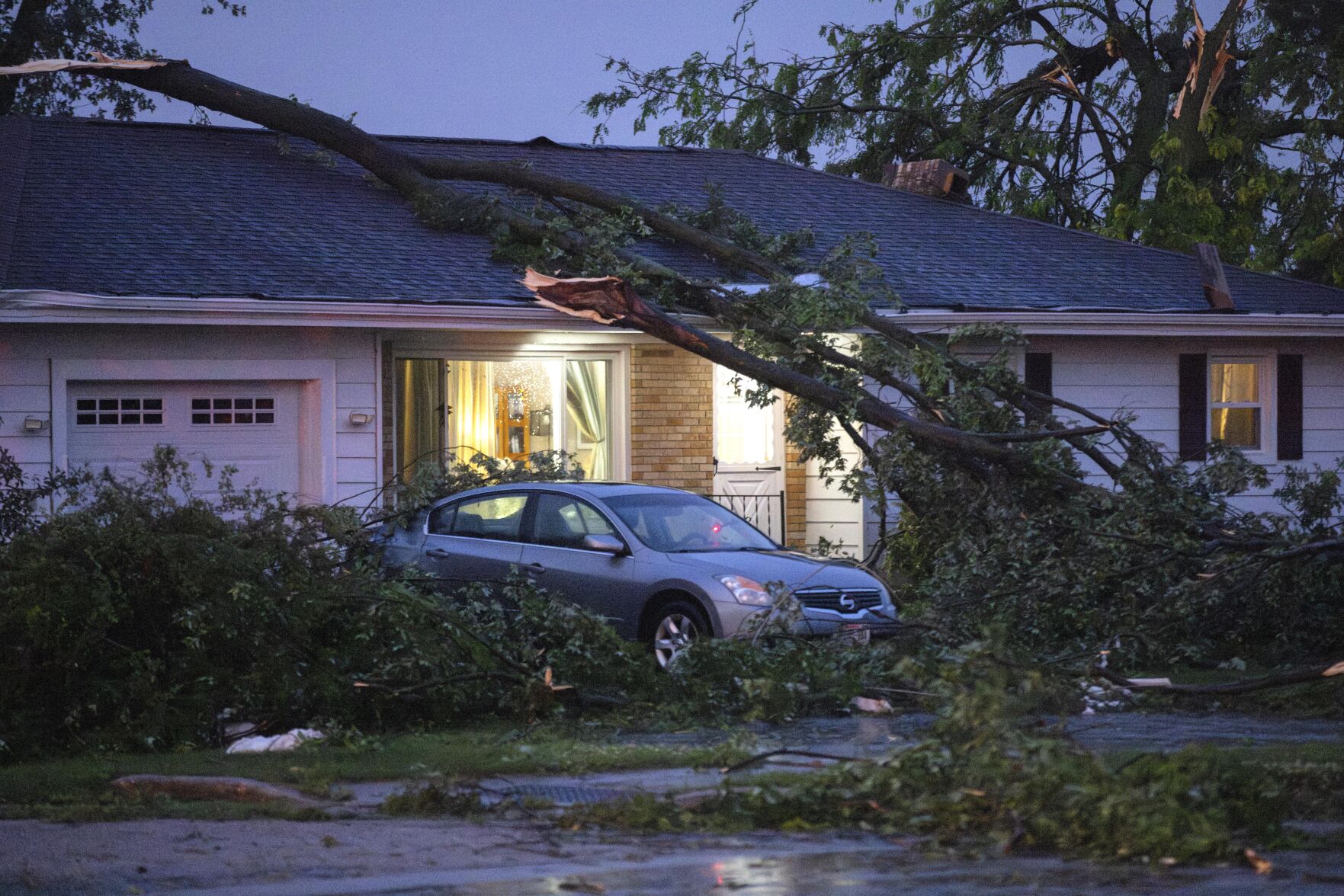 'Considerable damage' as tornado hits Janesville's southside | Local ...