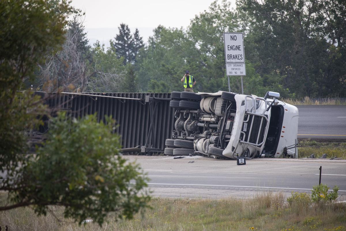 Early morning crash shuts down I-90 | Local News | gillettenewsrecord.com