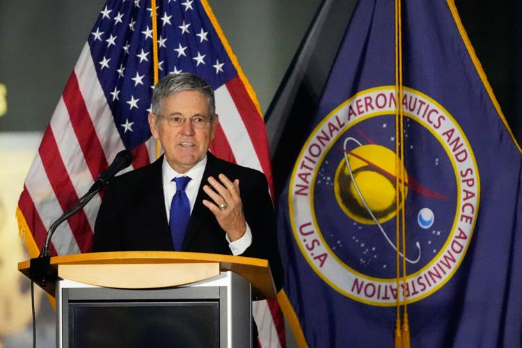 NASA and families of fallen astronauts mark 40th anniversary of space ...