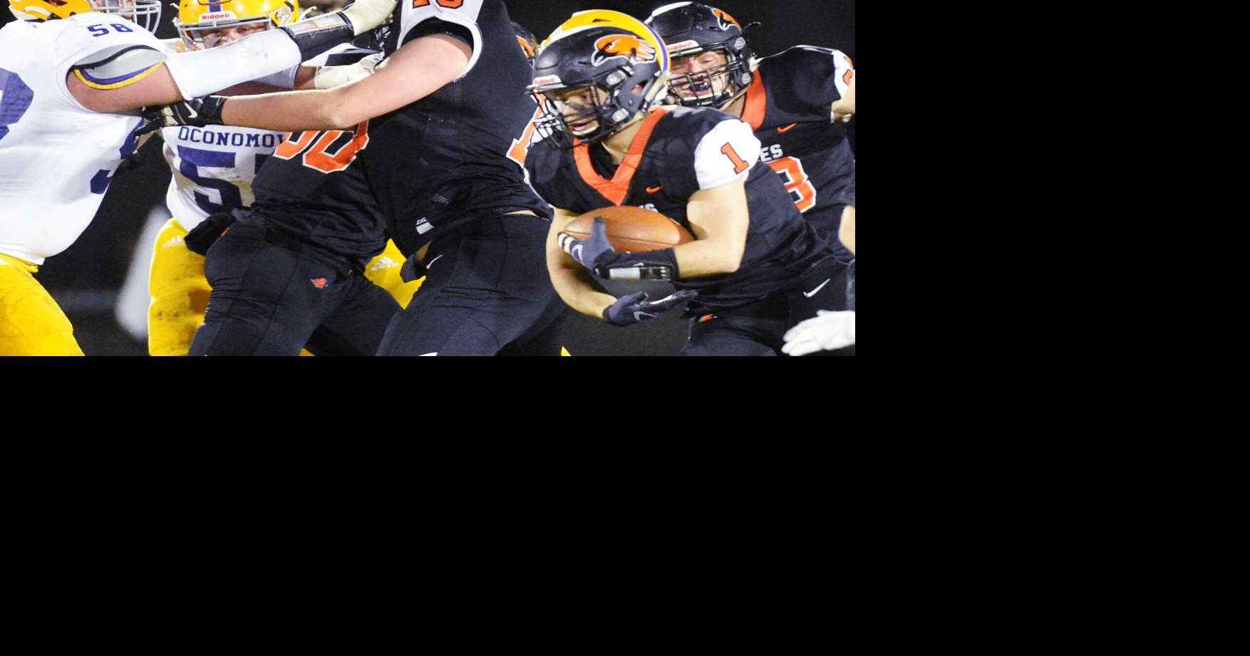 Oconomowoc at Hartford football | Slideshows | gmtoday.com