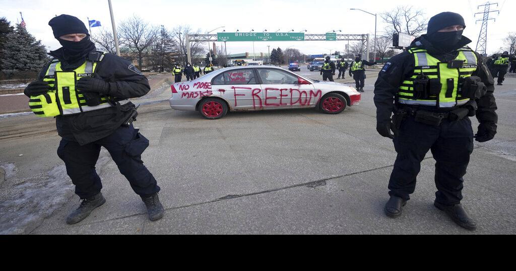 Blockades on Canada-US border continue as protests swell | Business ...