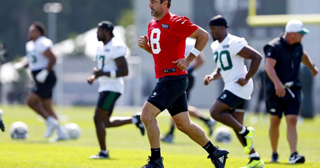 A fired-up Aaron Rodgers gets angry after being stepped on and Jets ...