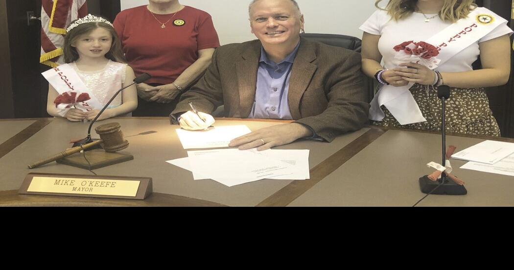 Cedarburg mayor proclaims May as Poppy Month | Ozaukee Co. News ...