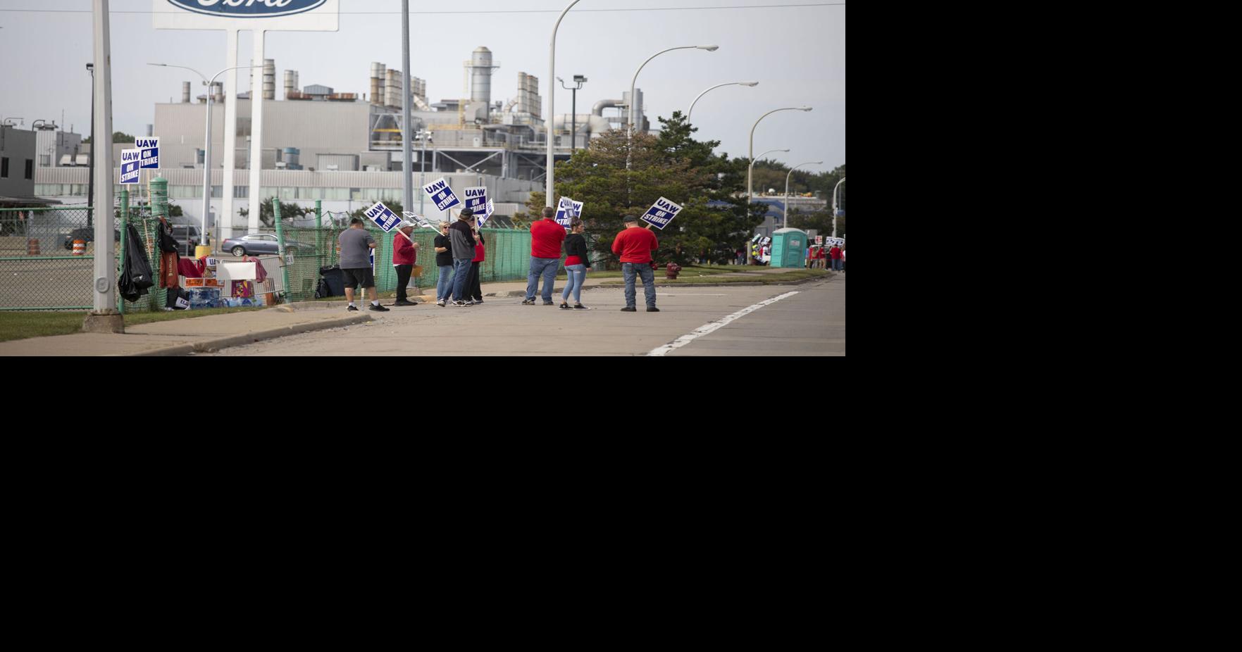 UAW strike day 30: On a windy, rainy picket line, Ford workers vow to ...