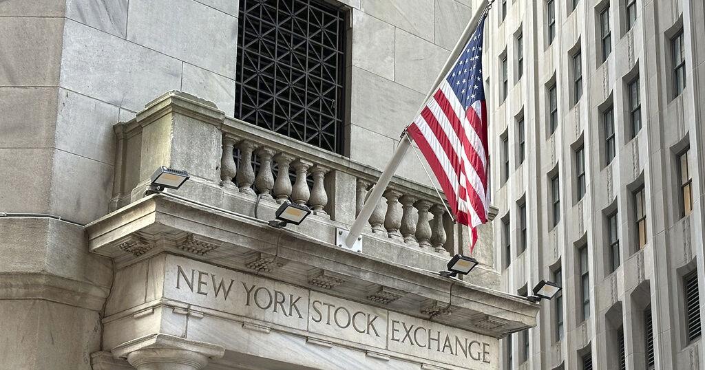 Wall Street rallies near a record Thursday after yawning at Trump’s ...