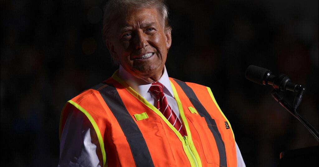 Trump campaigns with Packers legend Brett Favre at rally in Green Bay ...