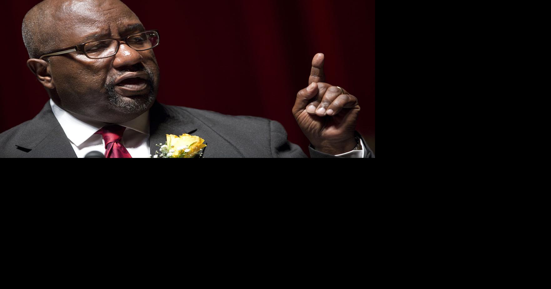 Sherman Lea sworn in as Roanoke's mayor